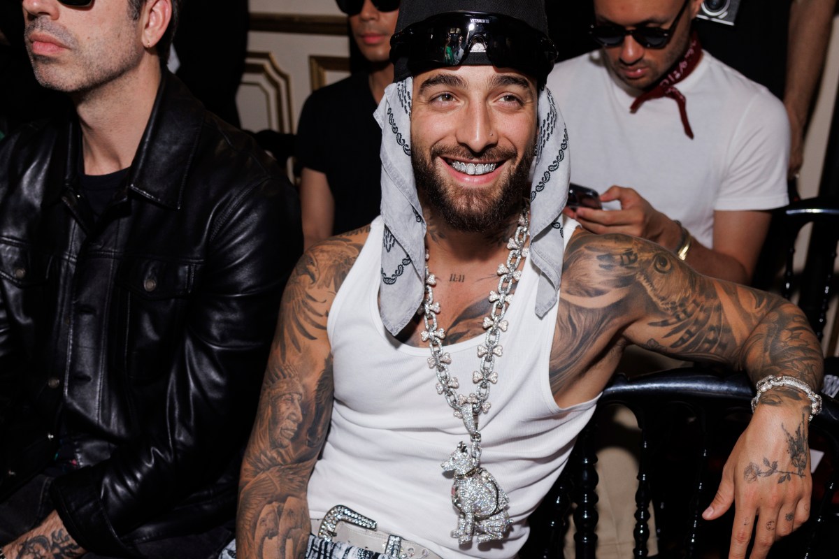Maluma estrena 'Cosas pendientes' a bordo de un bus en Medellín - La ...