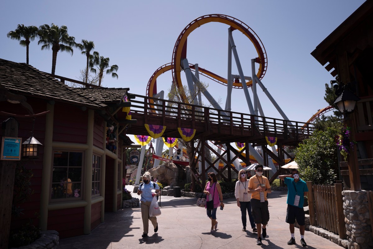 Visitantes varados en atracción de parque temático de California - La ...