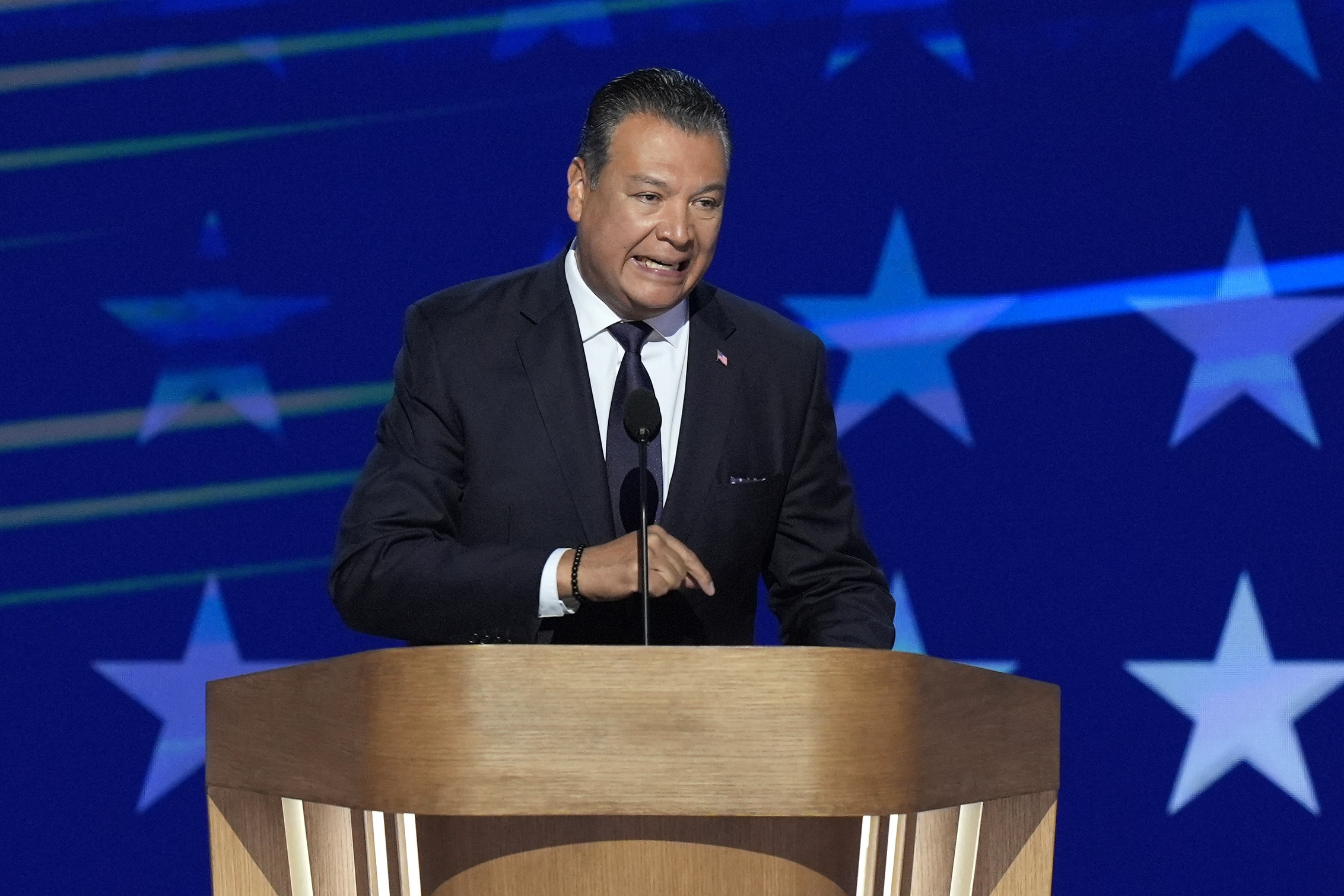 Senador Alex Padilla dice que Donald Trump "está en guerra con ...