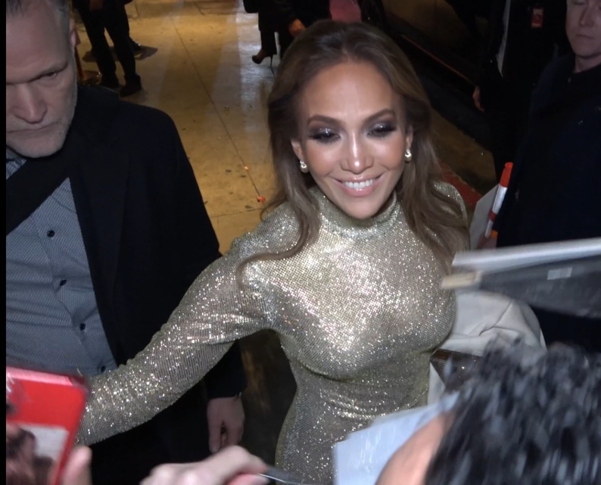 (FOTOS) Jennifer Lopez marca tendencia con vestido dorado - La Opinión