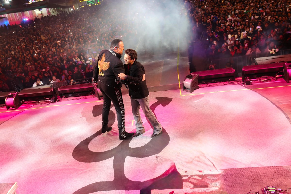 Pepe Aguilar se burla de los 'haters' de Christian Nodal en pleno concierto - La Opinión