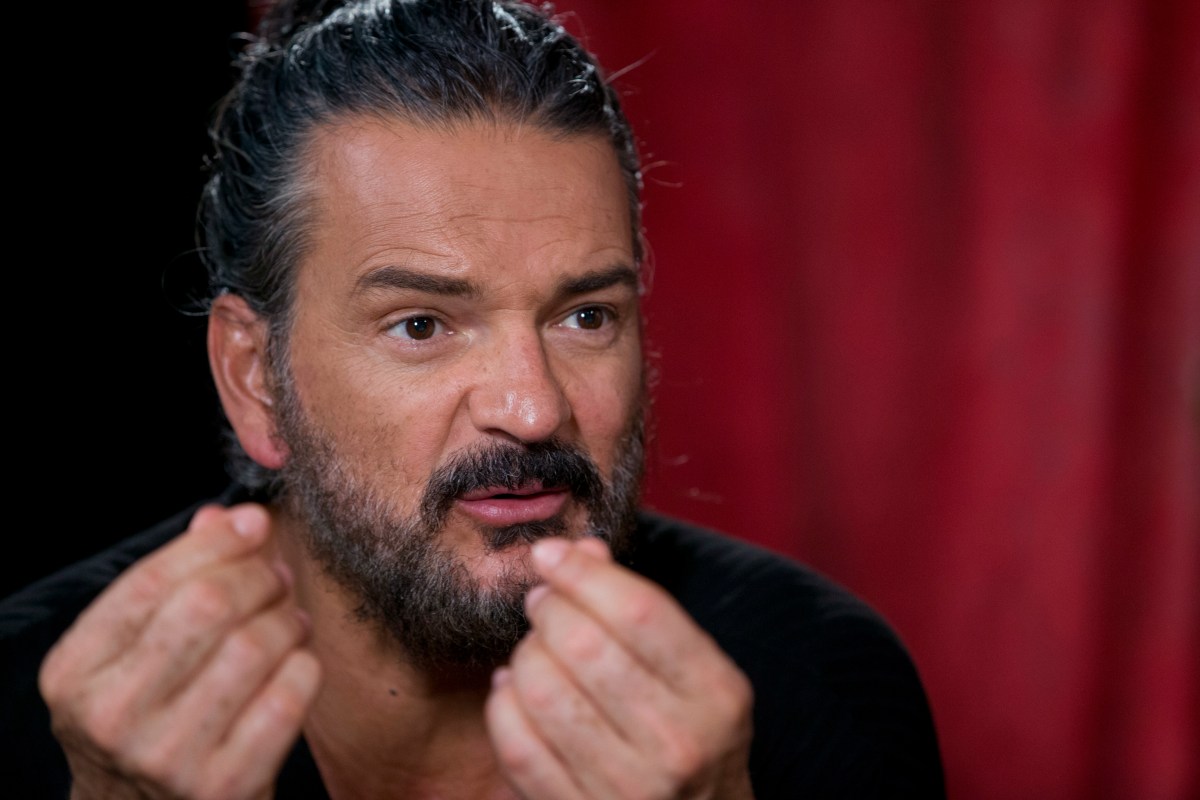 ¿Por qué Ricardo Arjona hizo una entrevista con una IA para promocionar su nuevo disco? - La Opinión