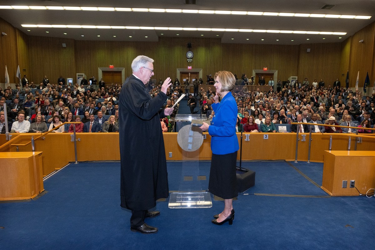 Janice Hahn juramenta para un tercer término como supervisora del ...