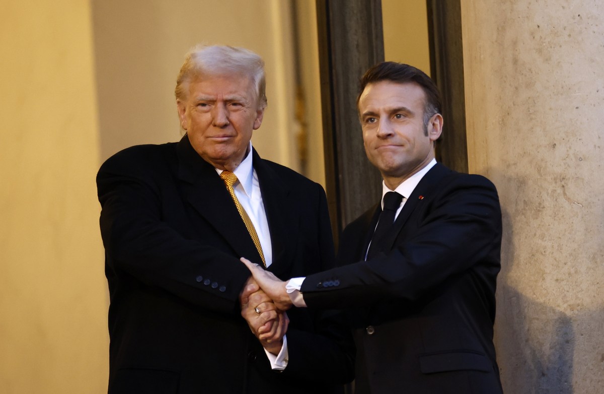 Los apretones de manos vigorosos de Trump y Macron se hicieron virales ...