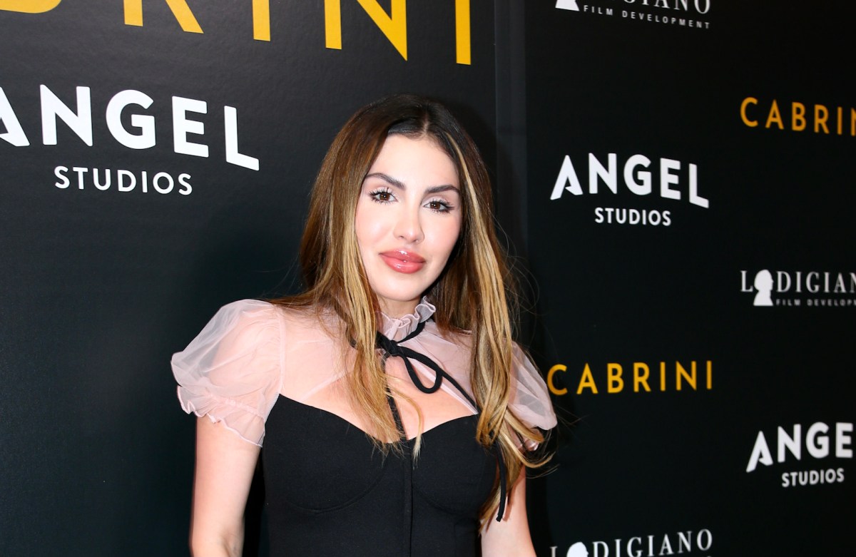 Alexa Dellanos posa en un mini vestido desde las alturas - La Opinión