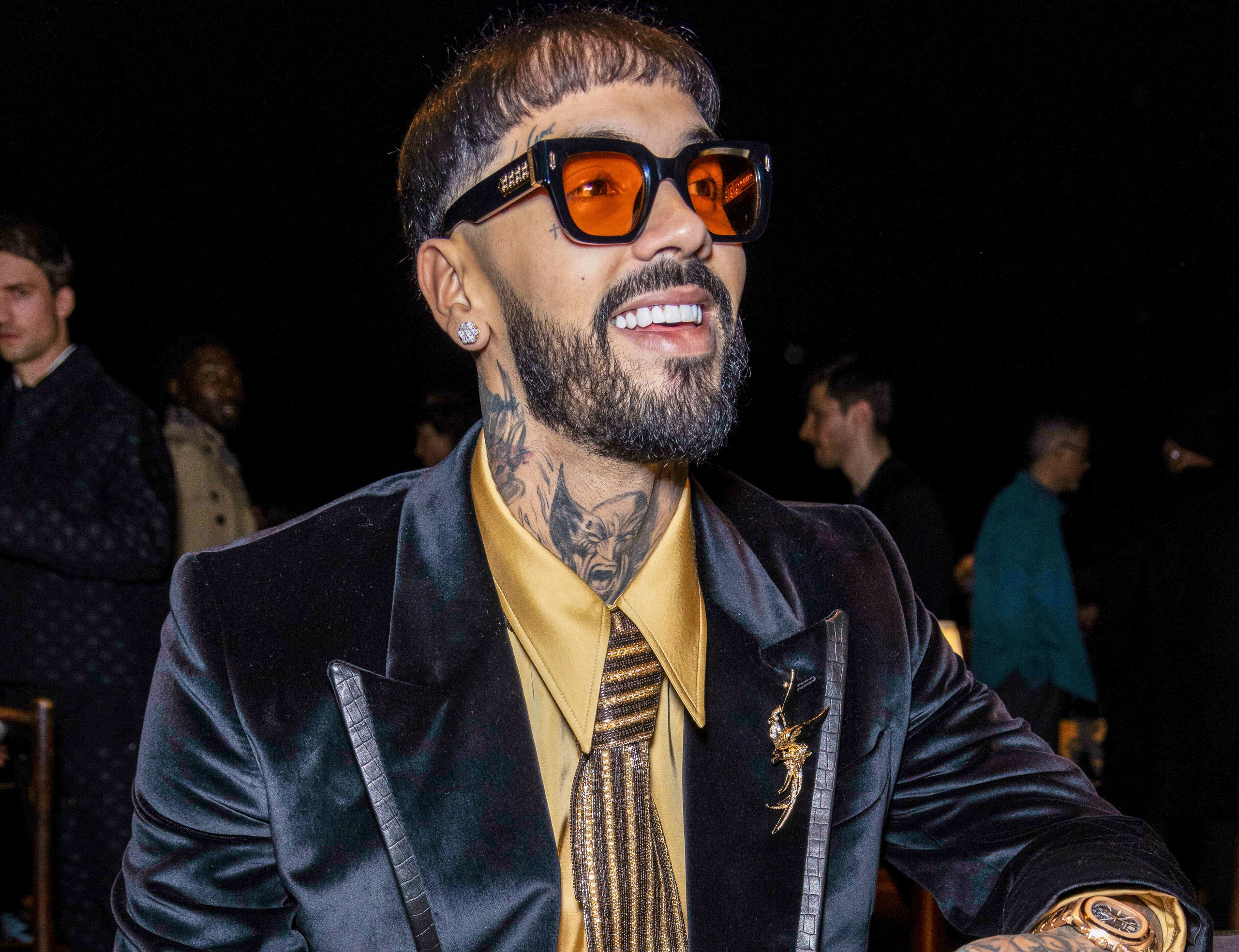 (FOTOS) Anuel AA aparece en París con un elegante traje Amiri - La Opinión