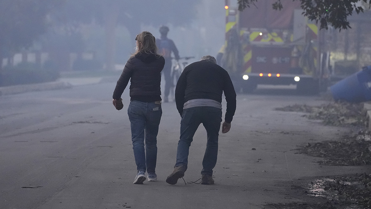 Airbnb ofrece alojamiento temporal para afectados por los incendios en California - La Opinión