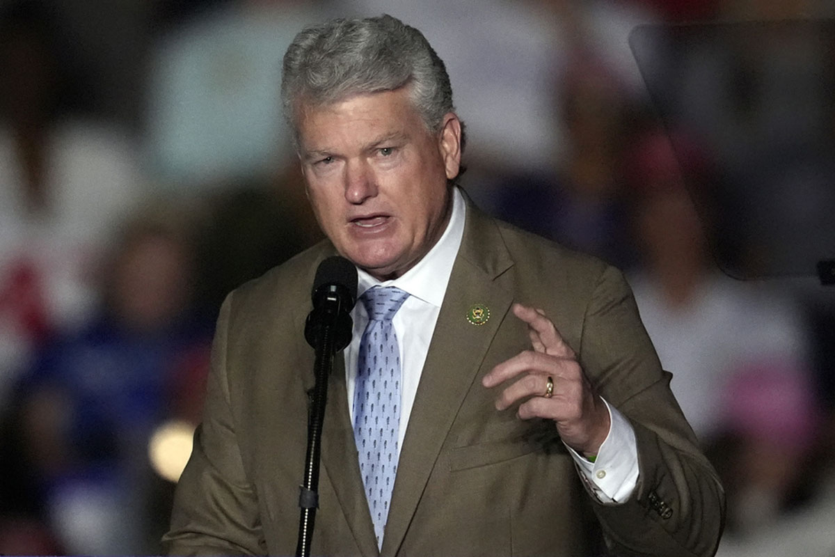 Mike Collins sugiere poner a la obispa defensora de inmigrantes en una ...