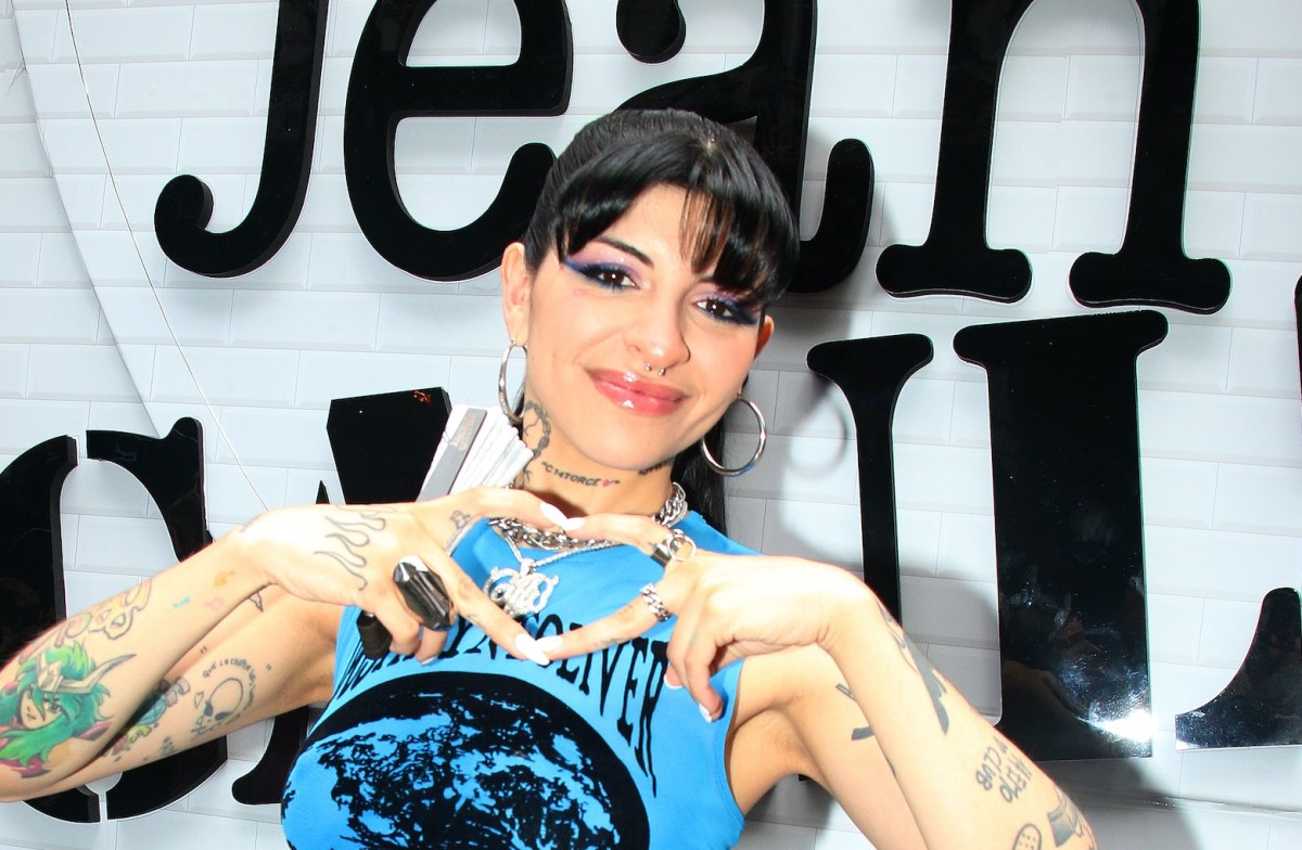 Cazzu luce su figura en una nueva colección de fotos - La Opinión