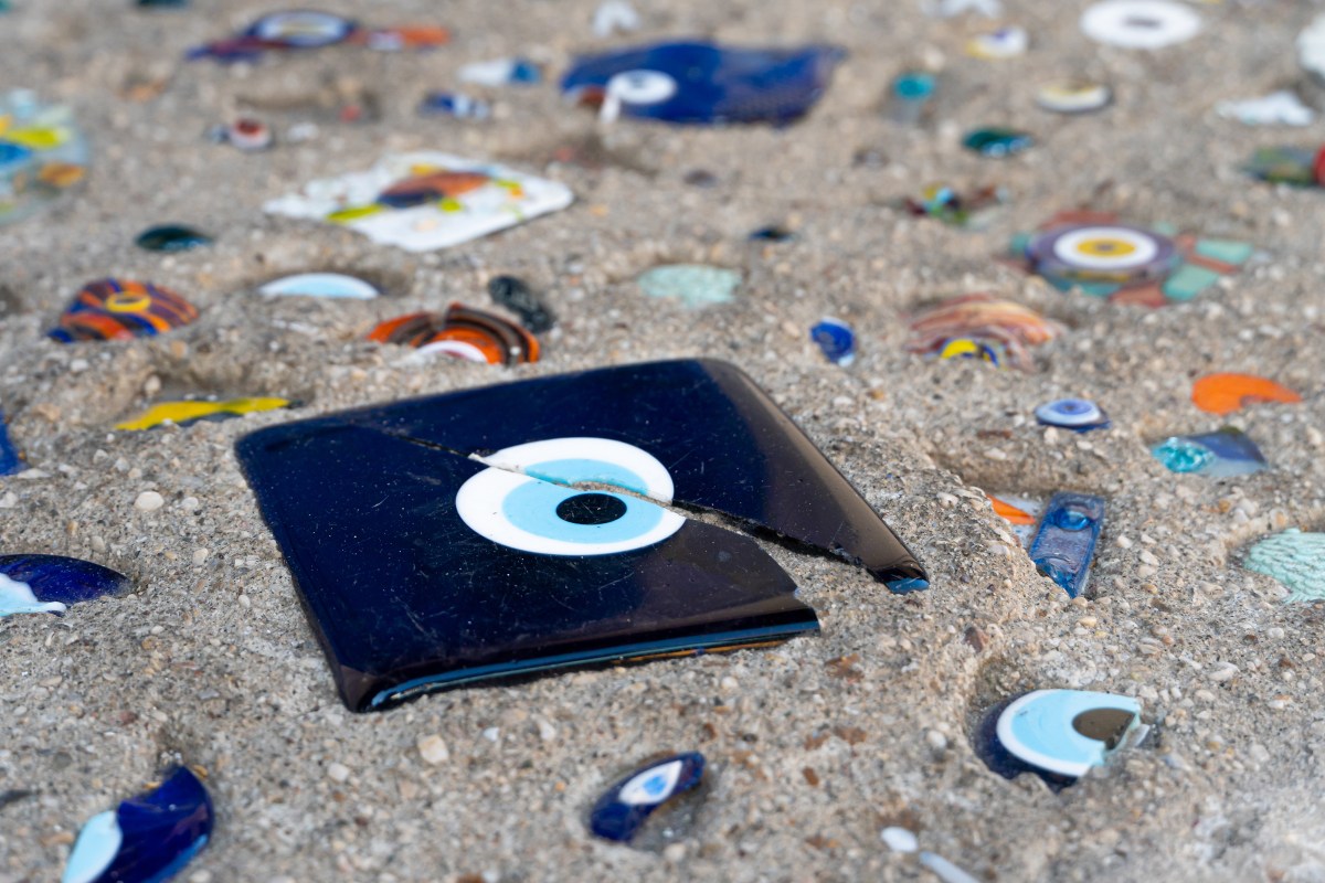 ¿Tienes mal de ojo? Cómo saberlo con estos 4 rituales caseros - La Opinión