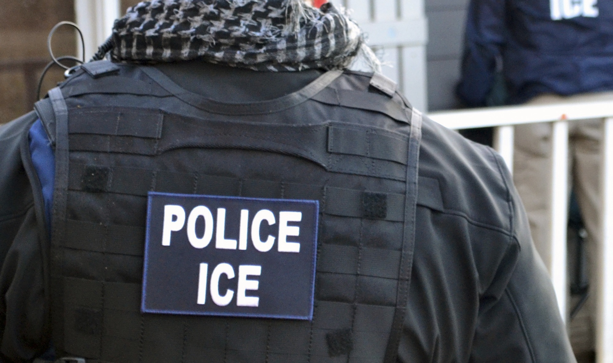 Juez bloquea redadas de ICE en iglesias y otros templos de culto - La ...