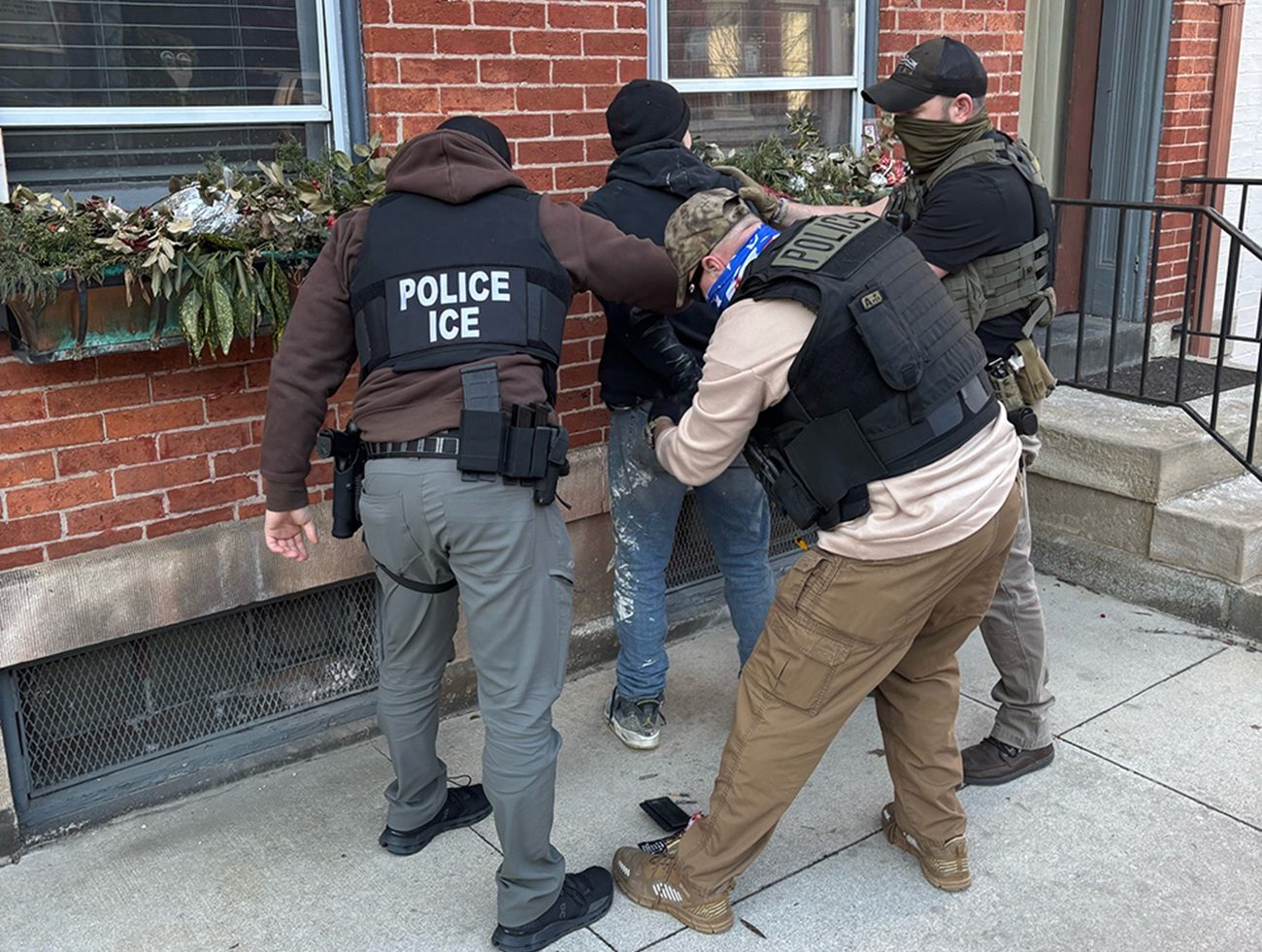 ICE presume 627% de aumento de arrestos de indocumentados - La Opinión