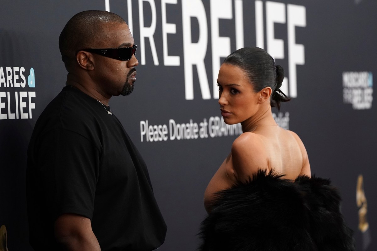 ¡Así fue la impactante llegada a los Grammy de Kanye West y su esposa ...