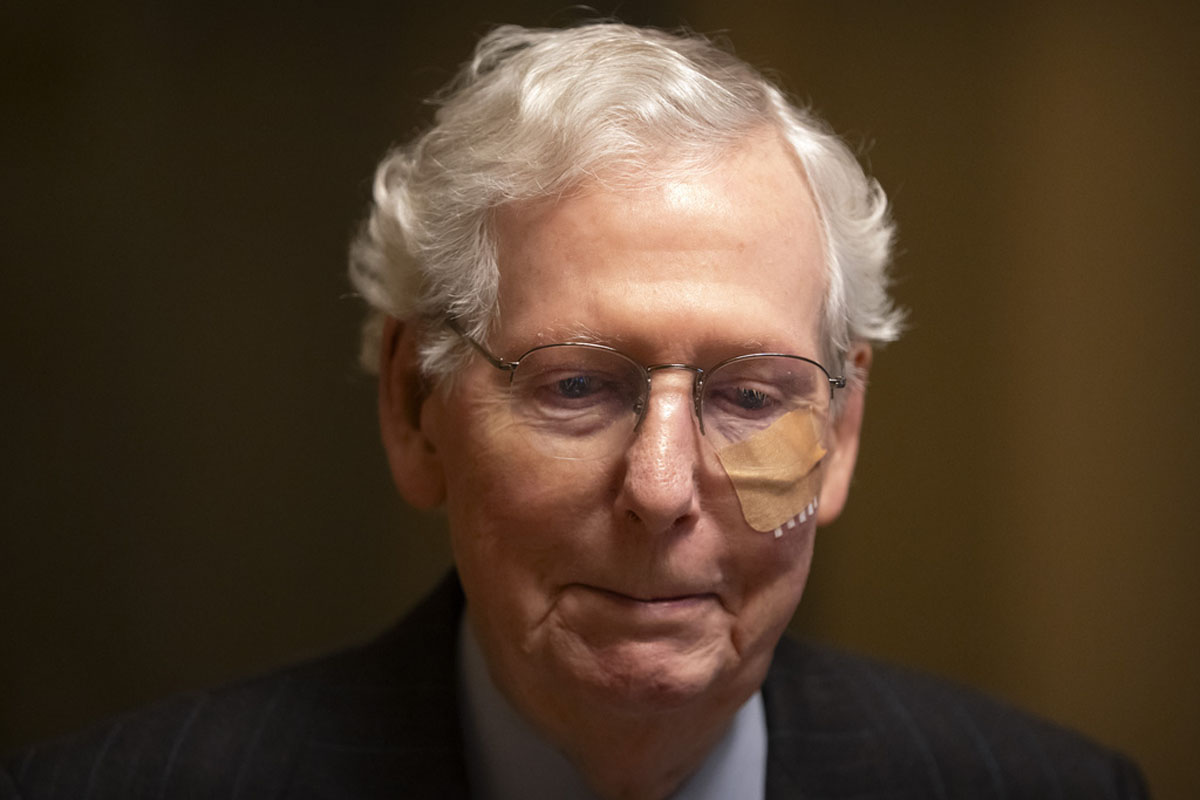 El republicano Mitch McConnell vuelve a desfallecer y abandona el ...