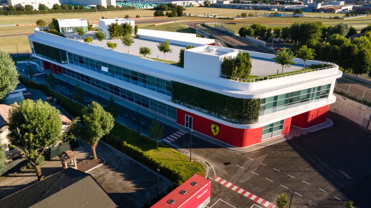 Historia en Maranello: el Ferrari eléctrico llega en octubre - La Opinión