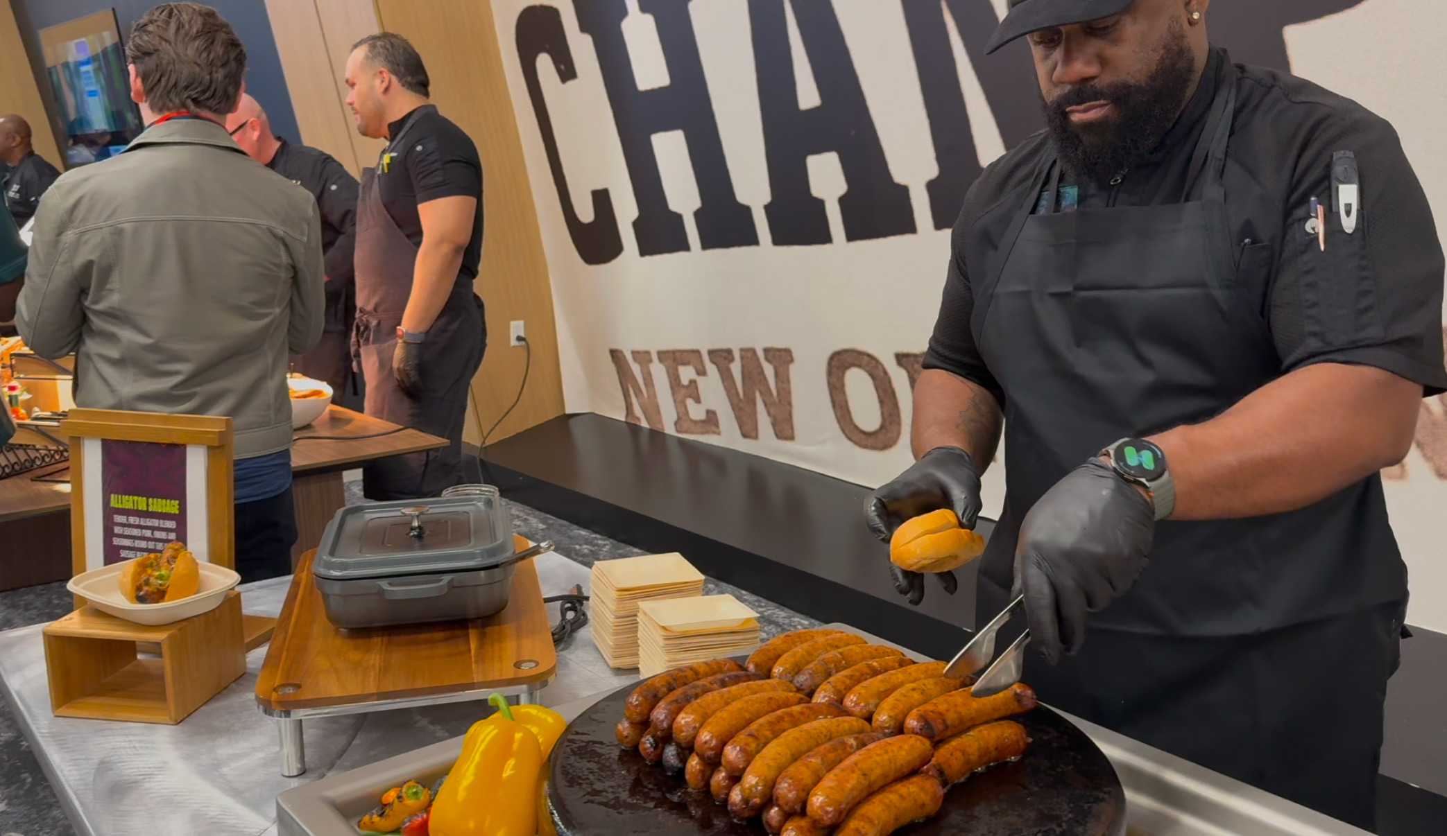 El hot dog de caimán, el platillo estrella del Super Bowl - La Opinión