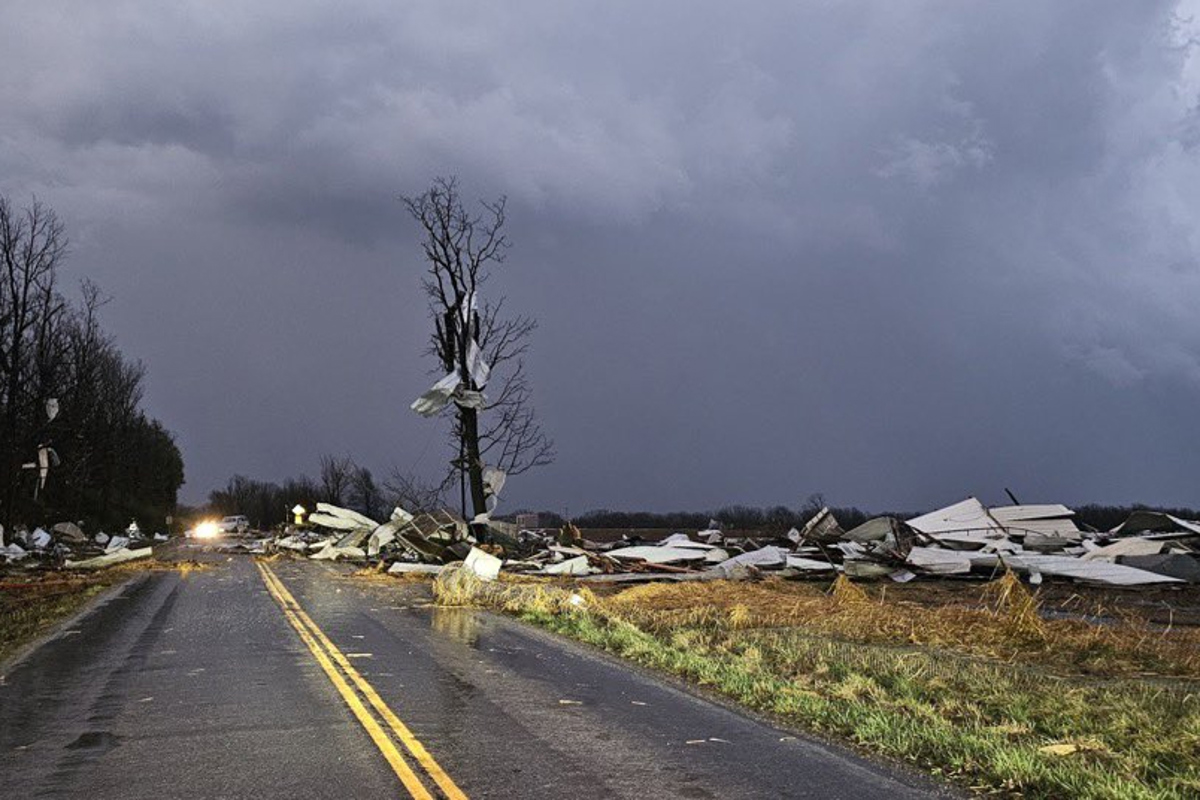Tornados y fuertes tormentas dejan más de 30 muertos en EE.UU. - La Opinión