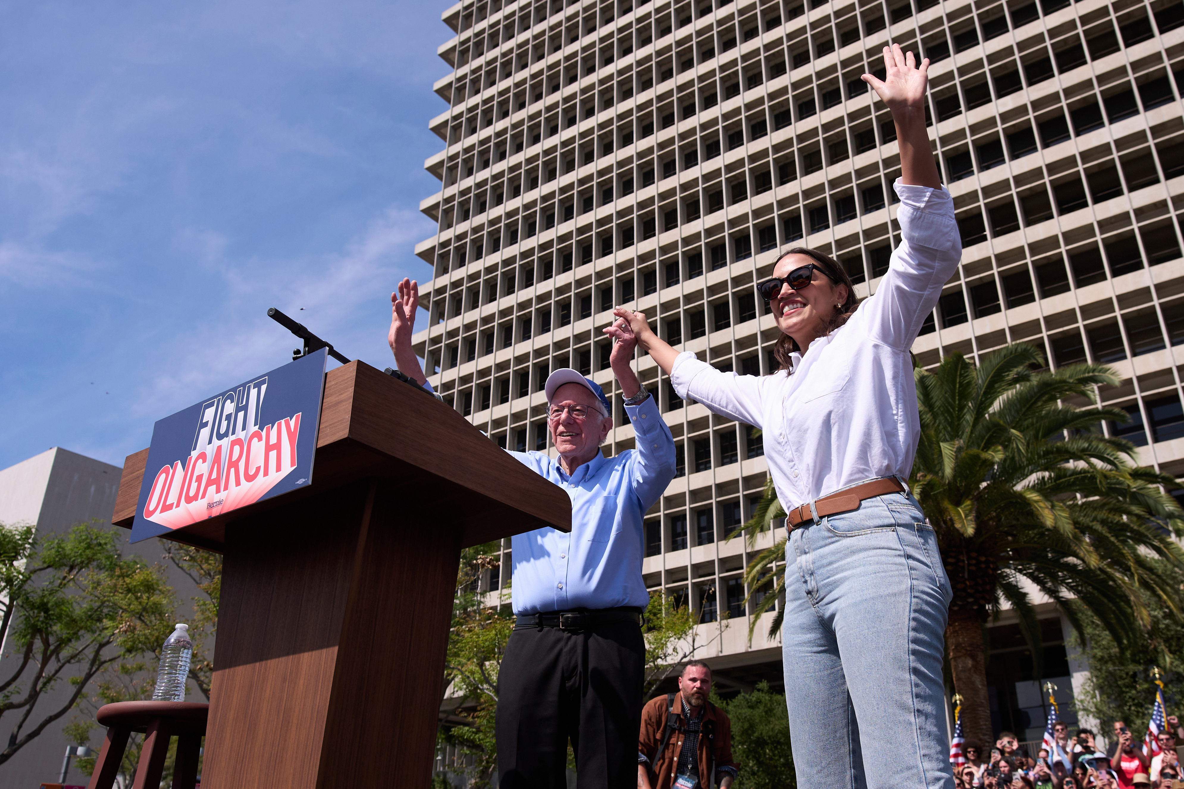 Bernie Sanders y Alexandria Ocasio-Cortez reunieron a más de 36,000 en ...