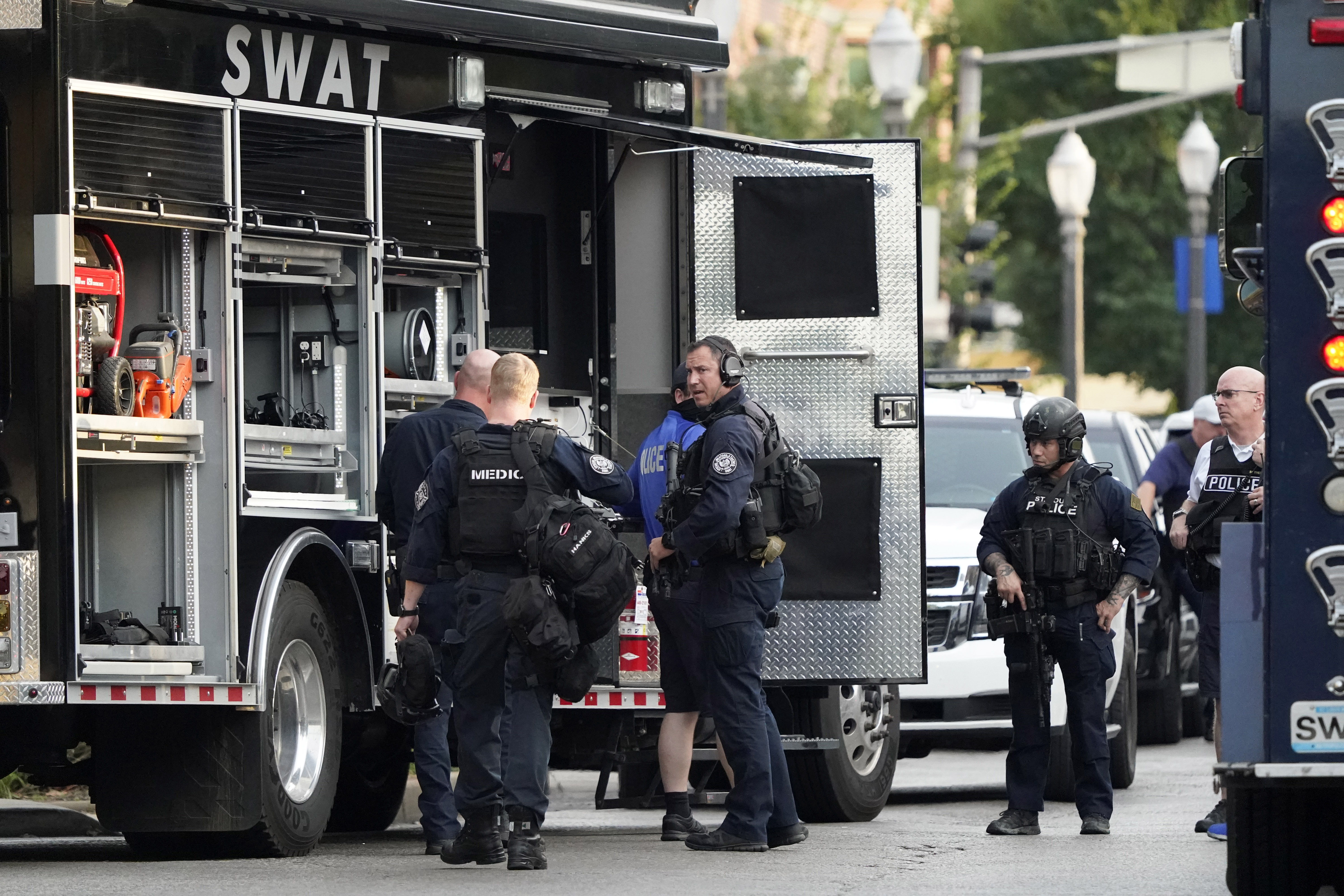 Hombre armado abatido por SWAT en un complejo de apartamentos de ...
