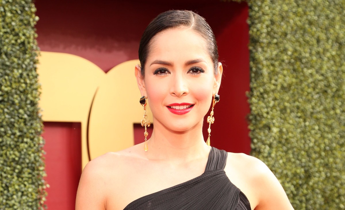 Carmen Villalobos posó usando un bikini de animal print - La Opinión