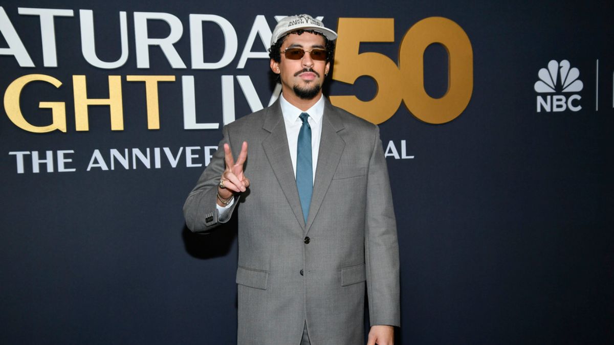 Bad Bunny y RaiNao brillan en SNL con “PERFuMITO NUEVO” - La Opinión