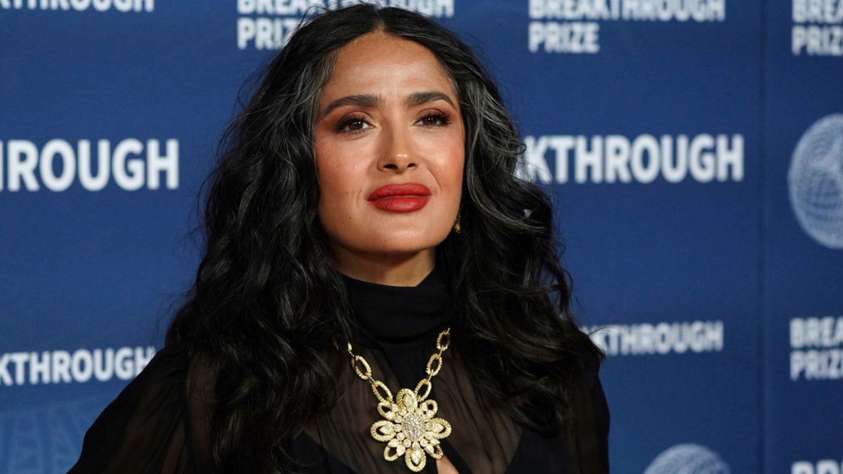 Salma Hayek impacta en bikini para Sports Illustrated - La Opinión