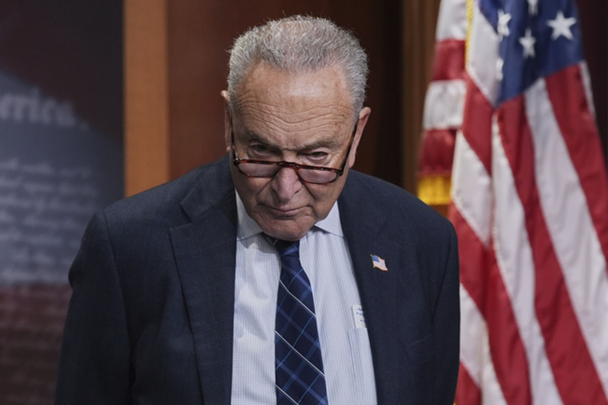 El demócrata Chuck Schumer sufre un tremendo susto mientras se ...