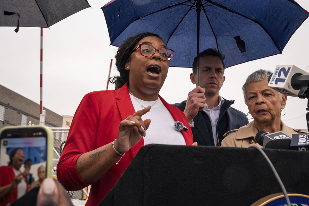 LaMonica McIver podría ir a prisión tras ser acusada de obstaculizar ...