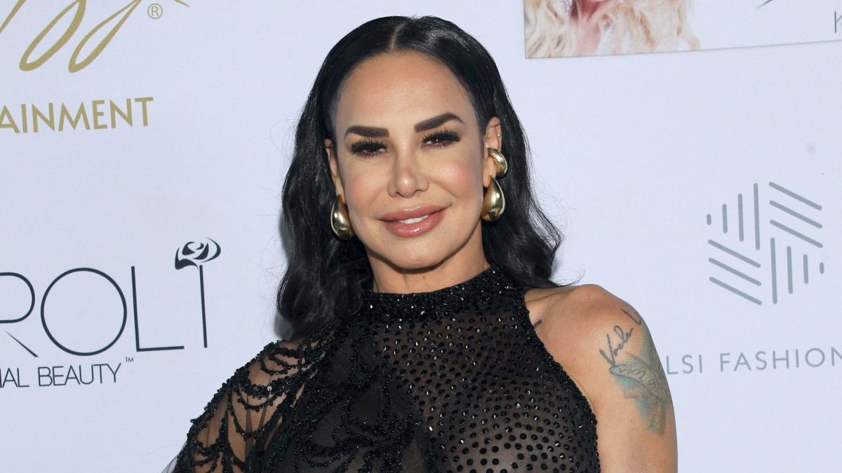 Lis Vega presume su abdomen 'de acero' a sus 47 años - La Opinión