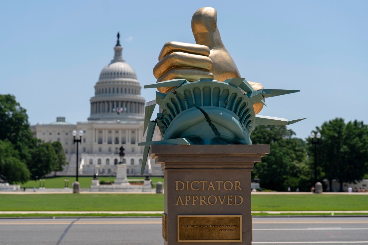 La estatua "Aprobada por el dictador" en el National Mall apunta a ...