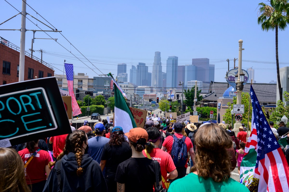 Desde Boyle Heights marchan para manifestar su repudio a las redadas ...