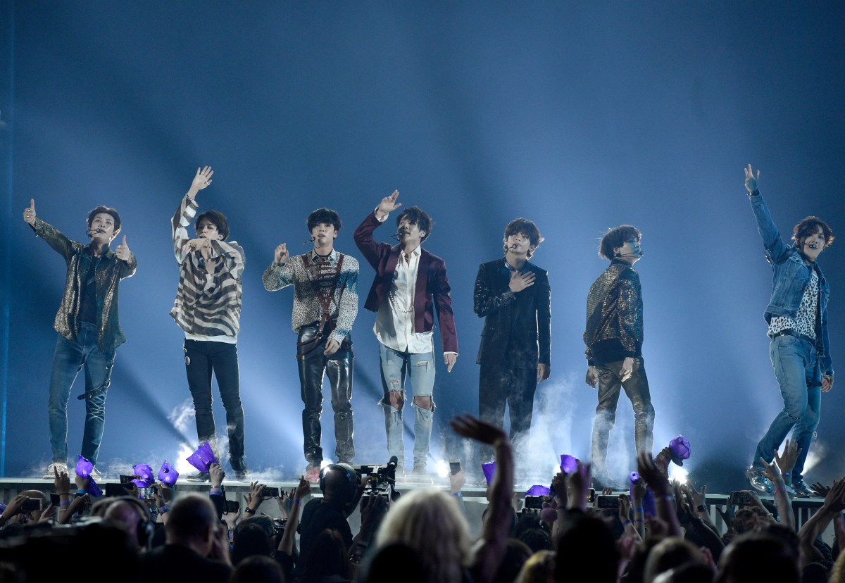 BTS confirma su regreso en 2026 con nuevo álbum y gira mundial - La Opinión