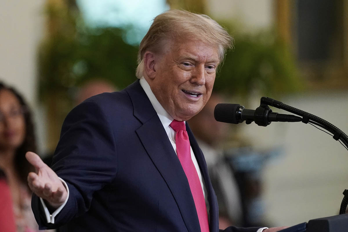 Donald Trump lanza al mercado un perfume con una figura dorada de sí ...