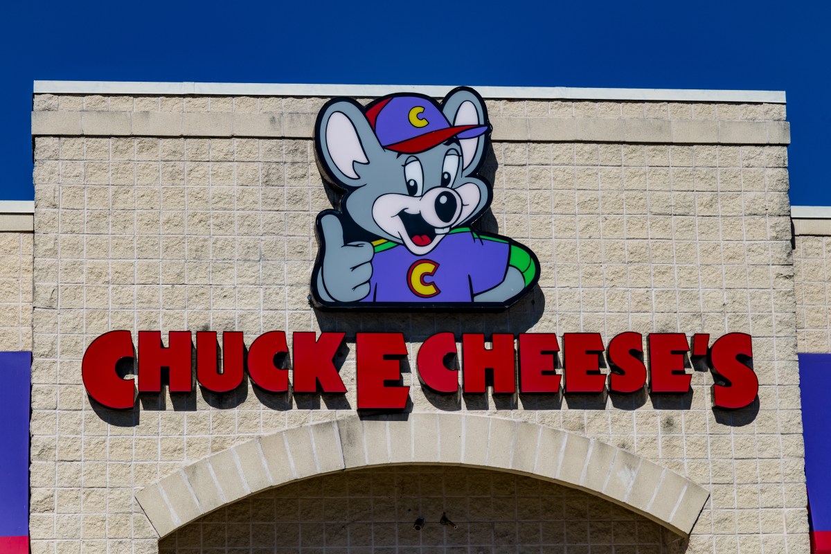 Arrestan a trabajador disfrazado de Chuck E. Cheese por presunto robo ...