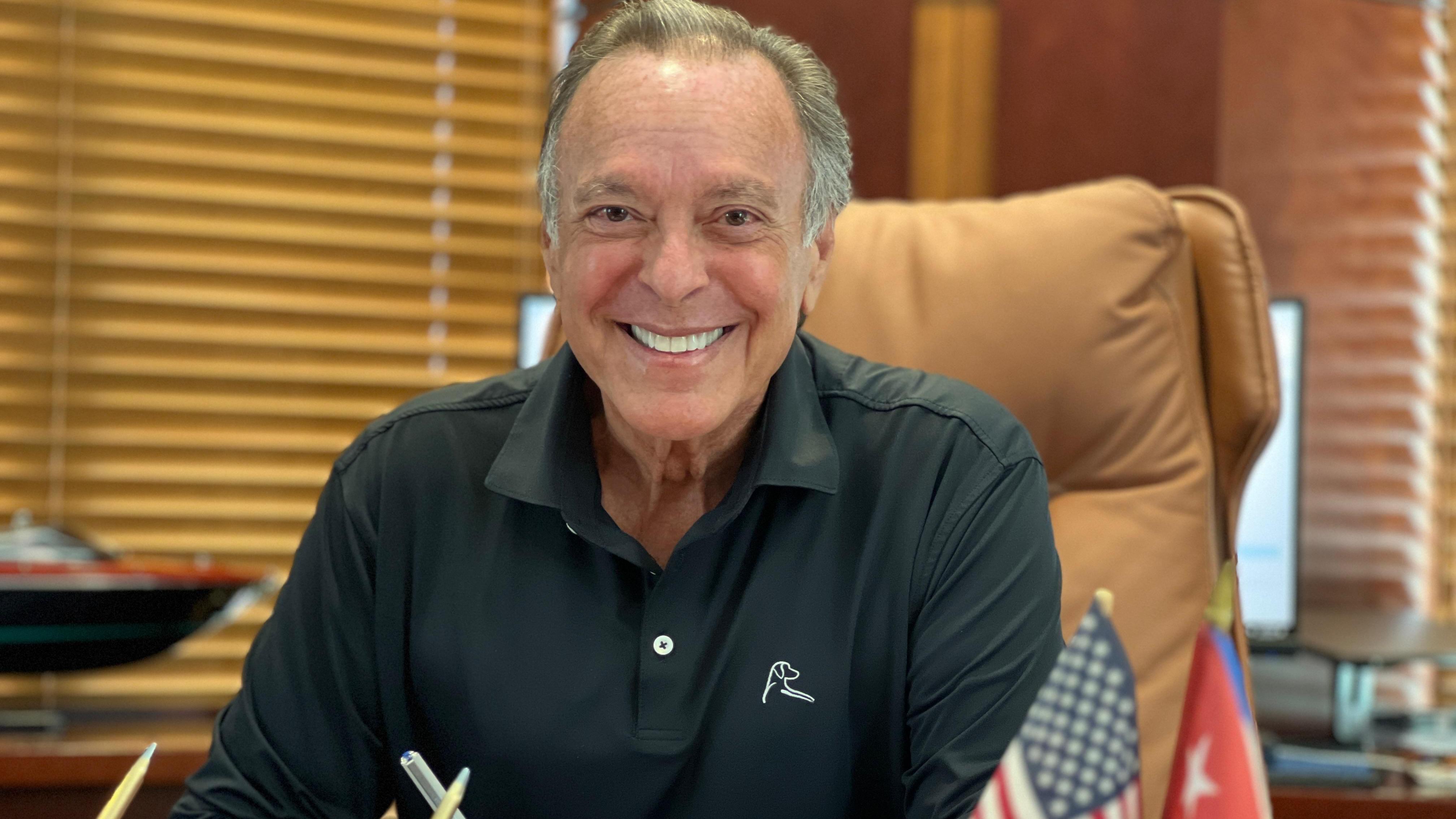 Miguel "Mike" B. Fernández, el magnate cubano que desafía a Trump con ...