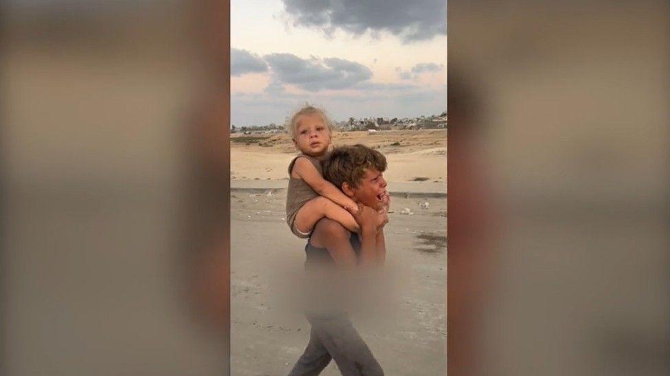 La historia detrás de la imagen viral de un niño palestino que lleva ...