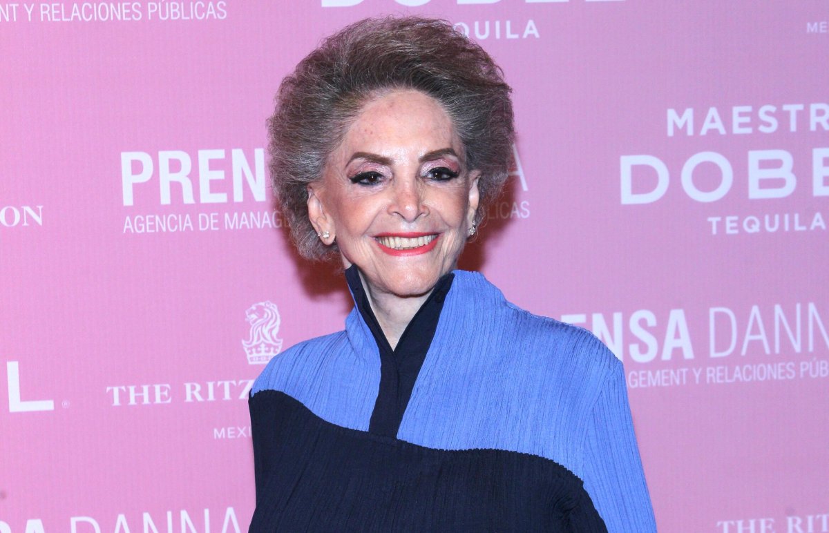 Doña Cuquita, viuda de Vicente Fernández, sorprende al besar a un ...