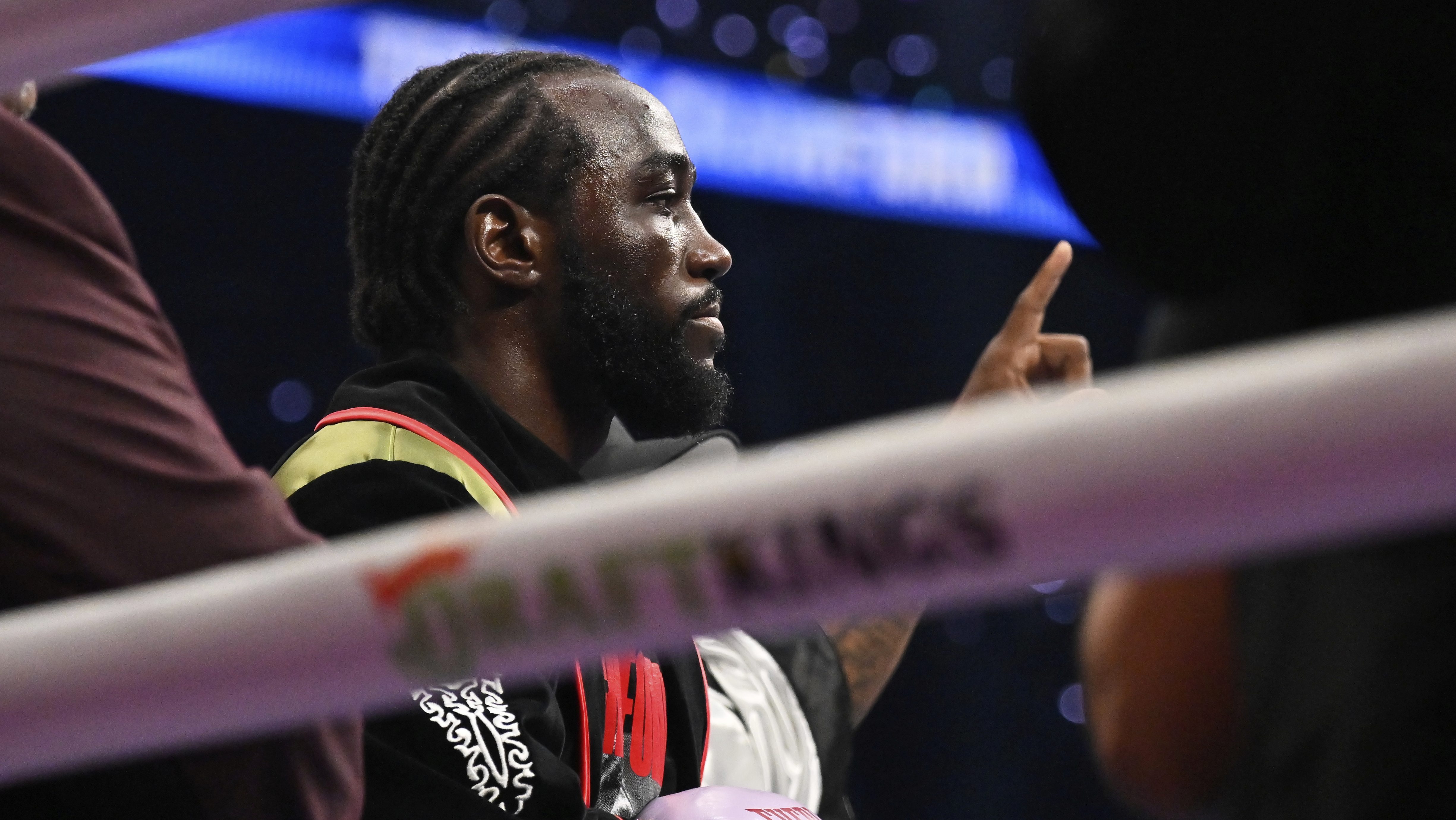 Terence Crawford muestra respeto por Canelo y le regresa sus cinturones ...