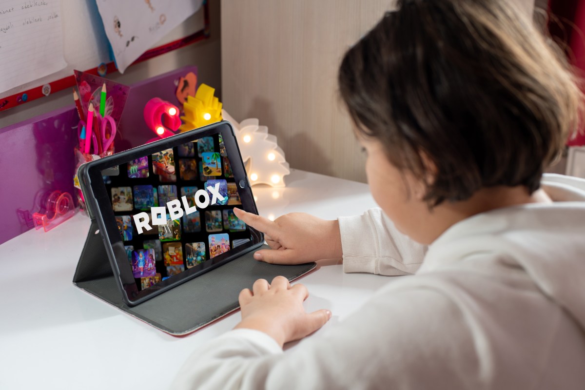 Roblox lanza nuevo sistema de verificación de edad para proteger a los niños - La Opinión