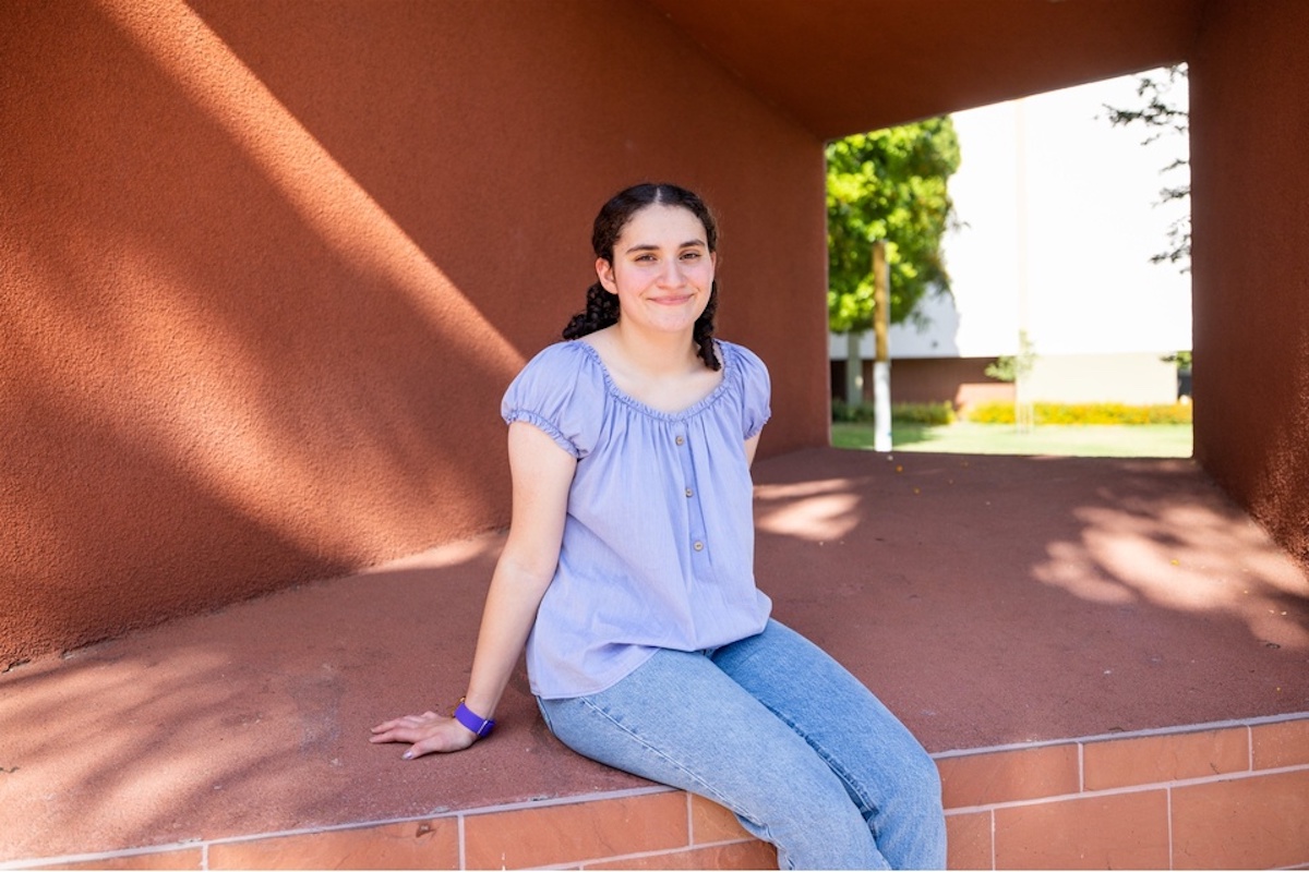 Estudiante que asistió a la escuela por primera vez a los 15 años gana beca de Cal State LA - La ...