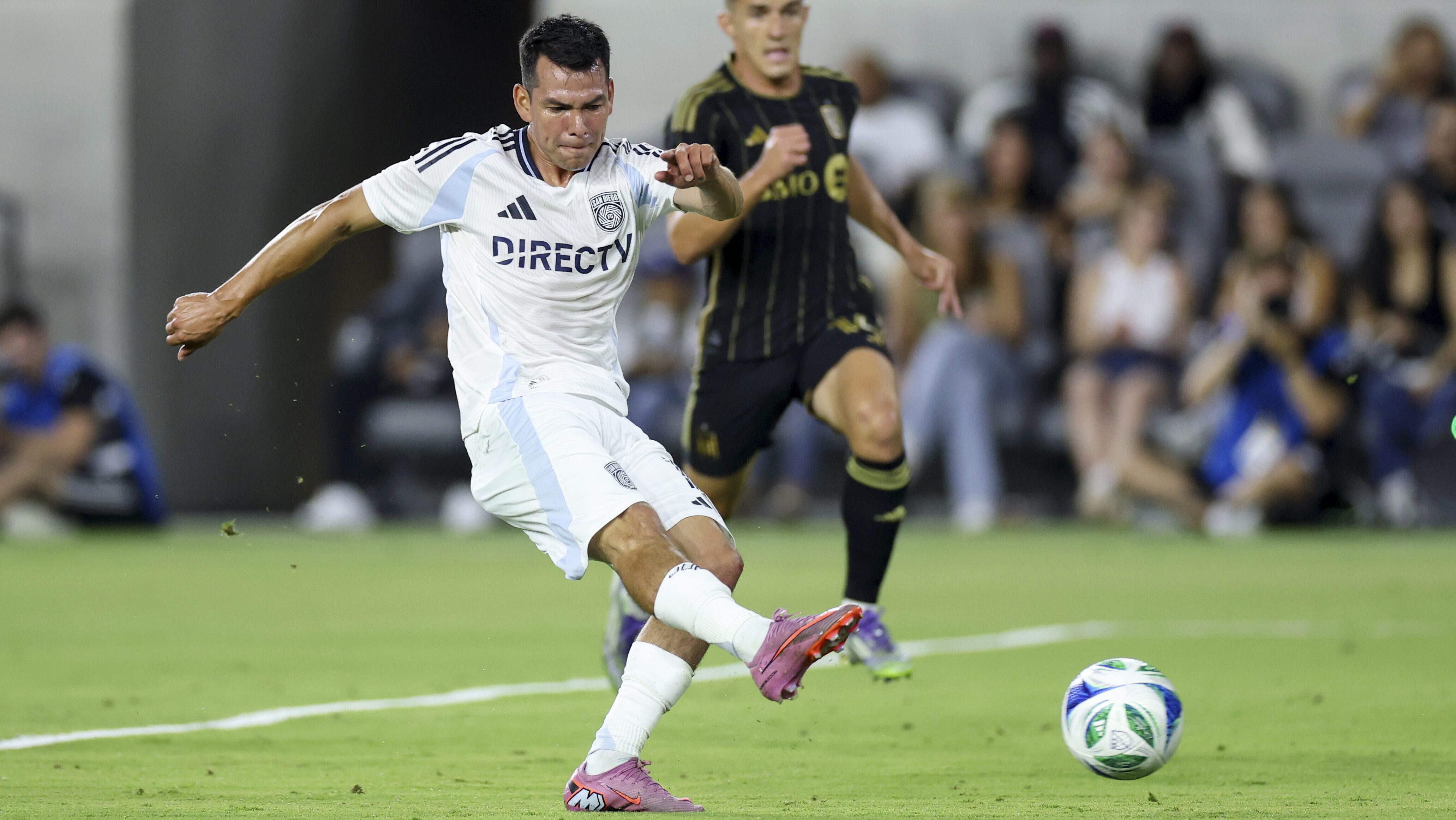 Hirving Lozano al parecer se peleó en los vestidores y fue separado del ...