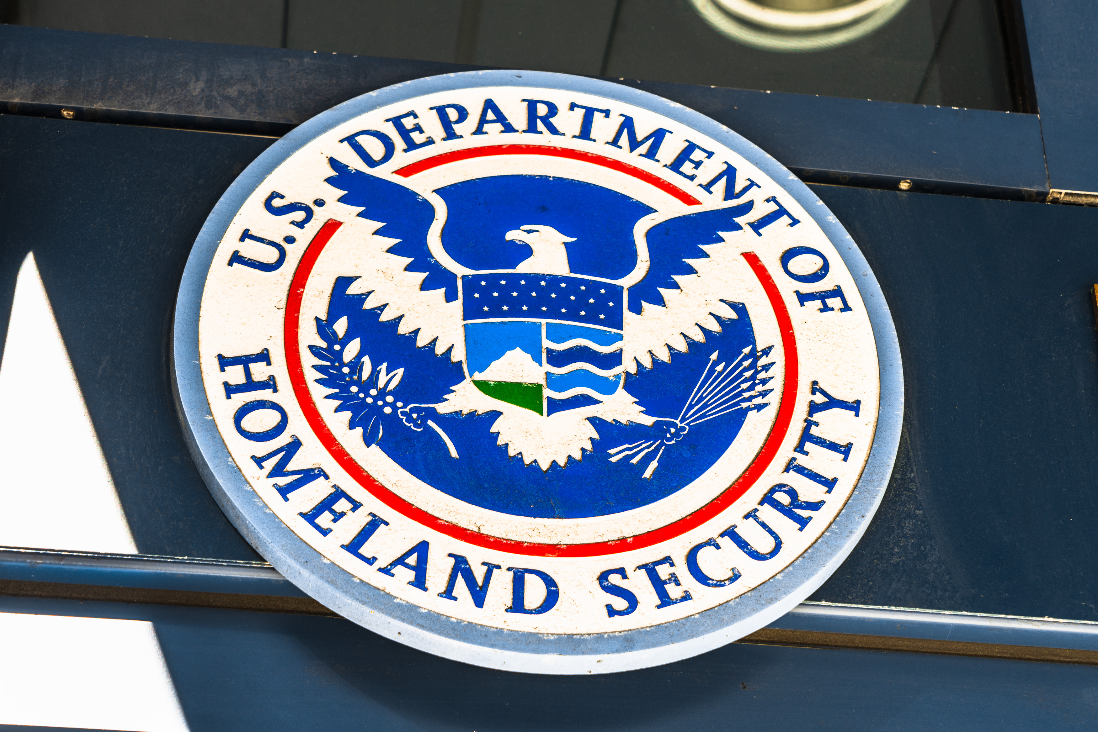 DHS aclara por qué ICE irrumpió en un hogar de inmigrantes en Oregon ...