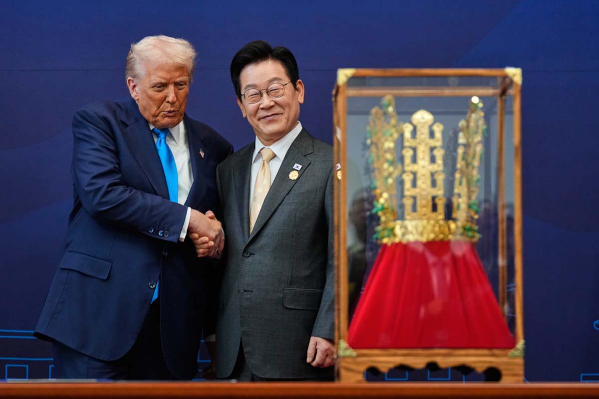 Donald Trump recibe una corona de oro como regalo del gobierno Corea ...
