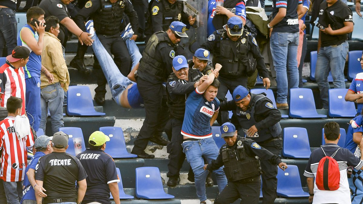 Riña entre aficionados de Chivas y Atlas deja un muerto previo al ...