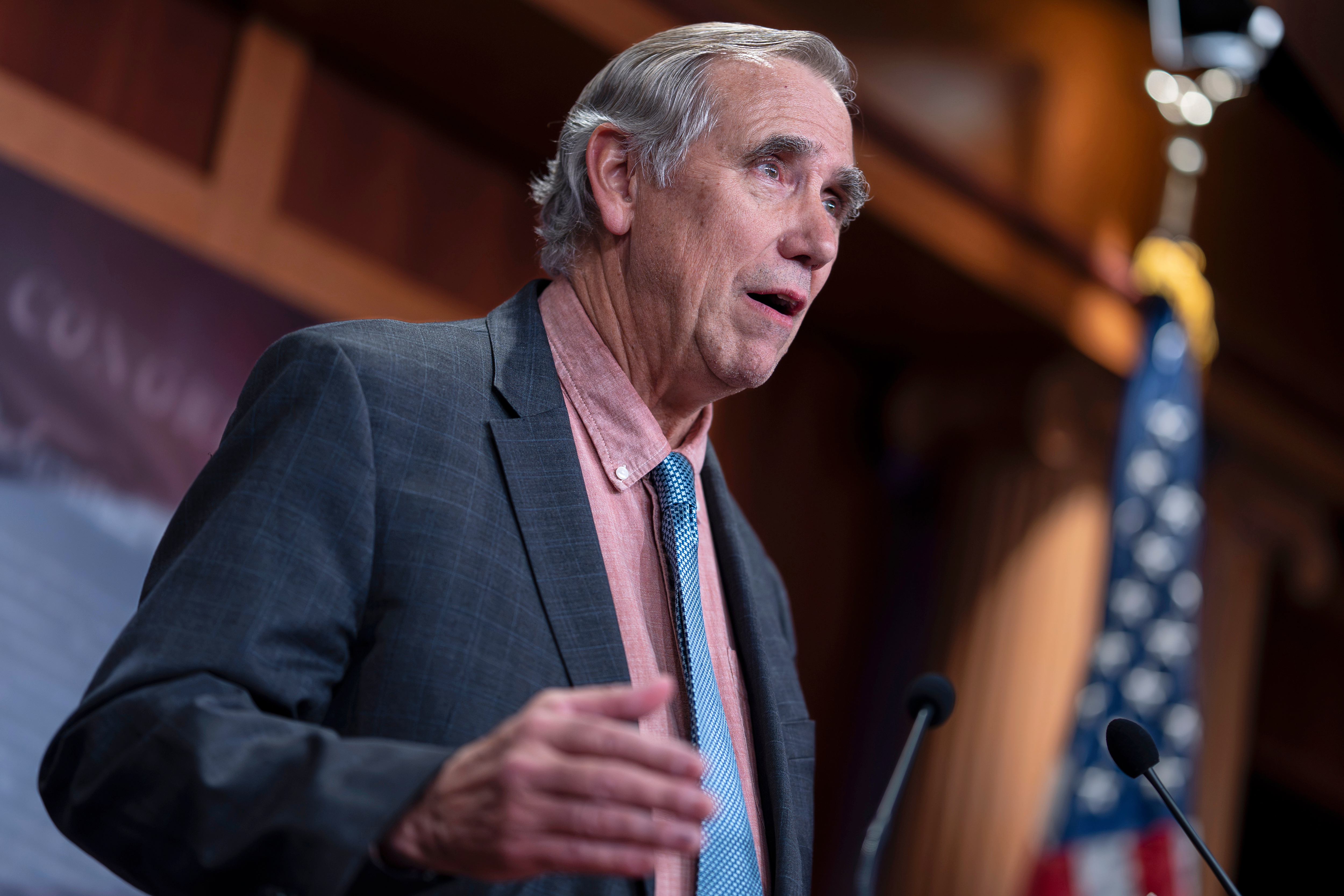 El senador Jeff Merkley habló en el pleno del Senado durante más de 22 ...