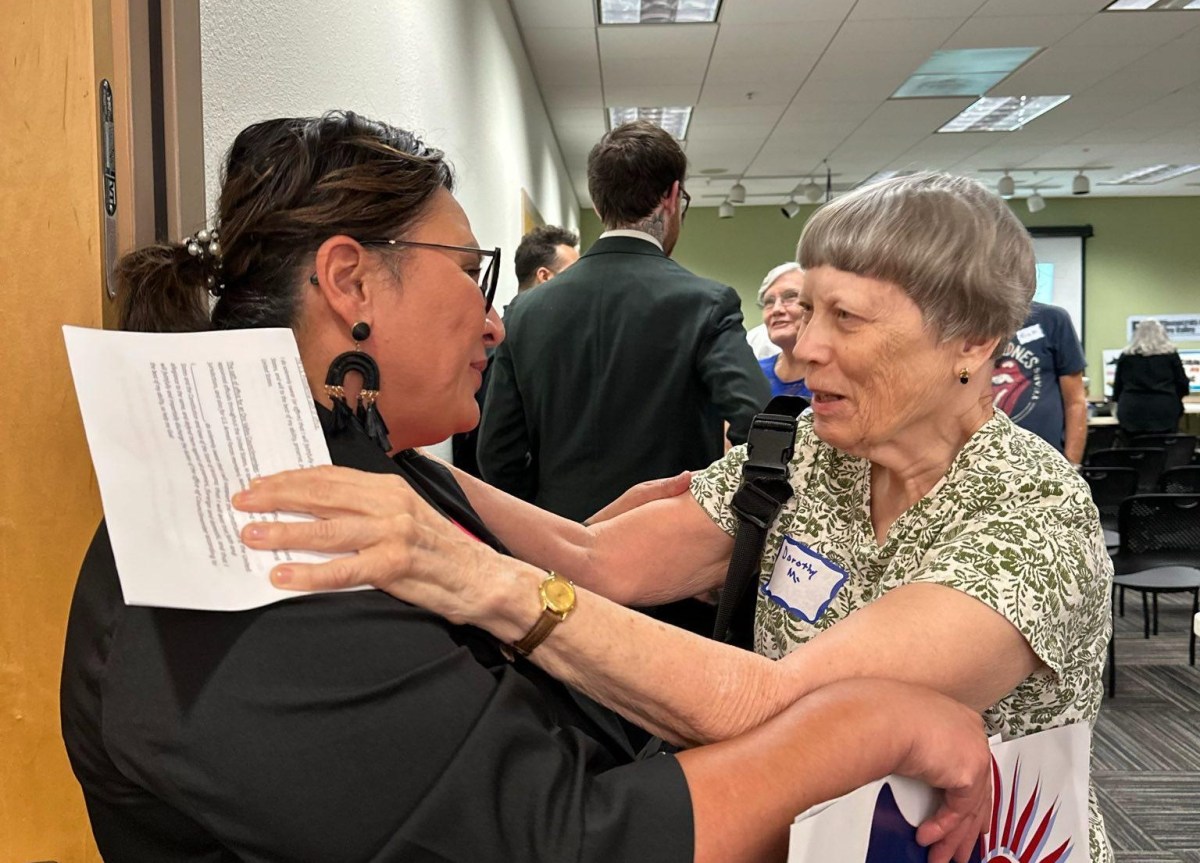 Demócrata JoAnna Mendoza cierra el paso al republicano Ciscomani en ...