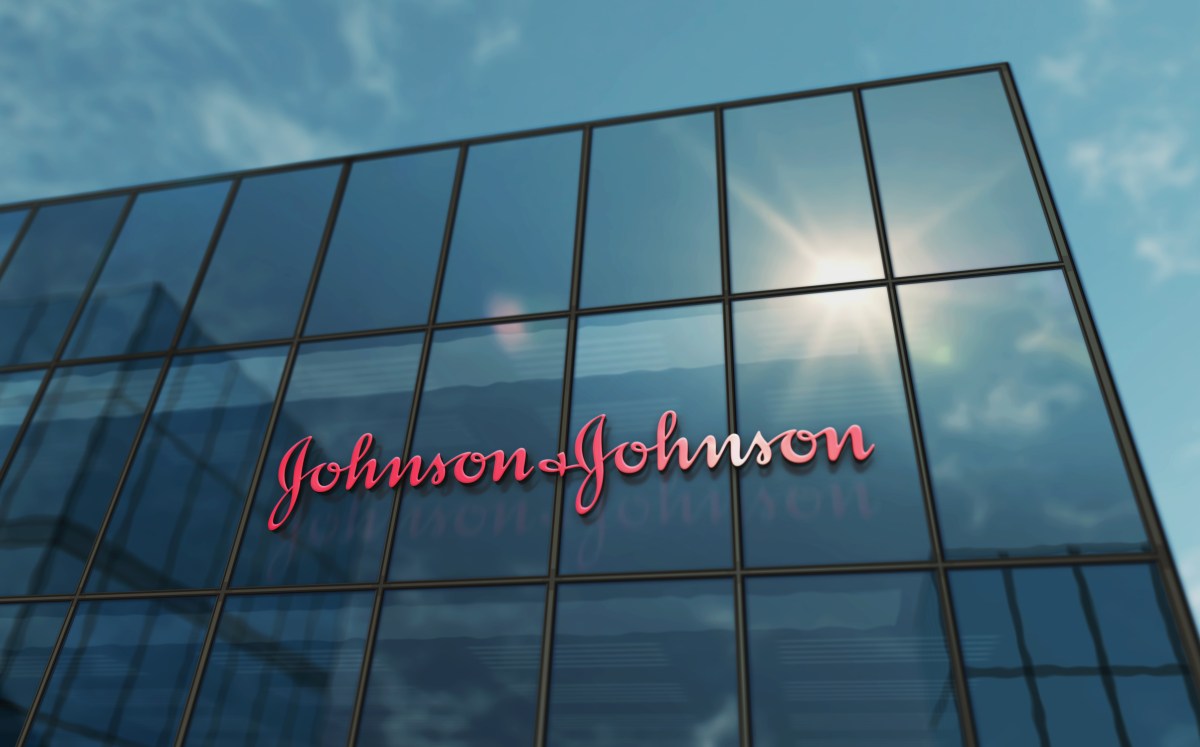 Johnson & Johnson enfrenta millonaria condena por talco vinculado al ...
