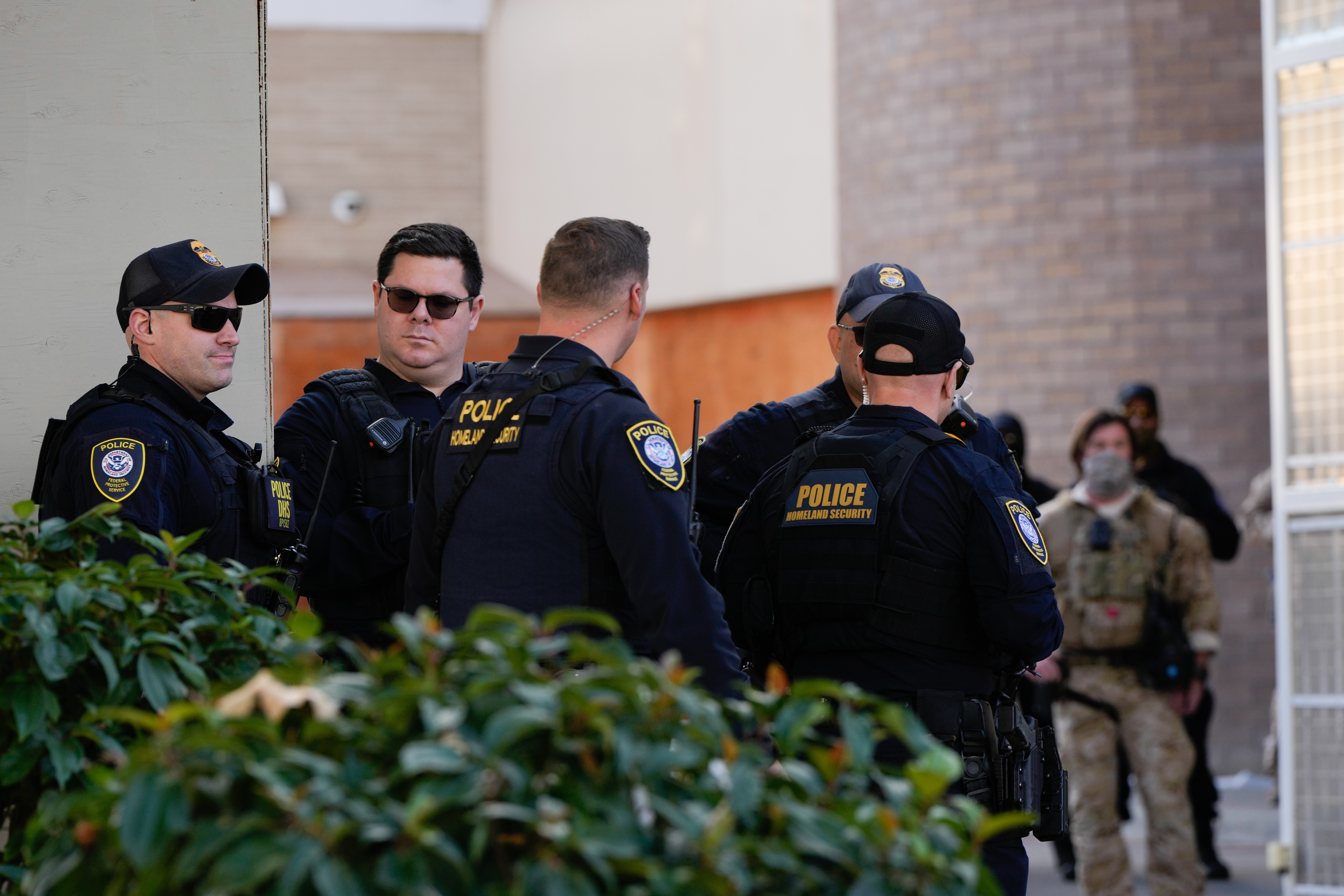 Arrestaron a activistas que bloquearon la salida de agentes de ICE en ...