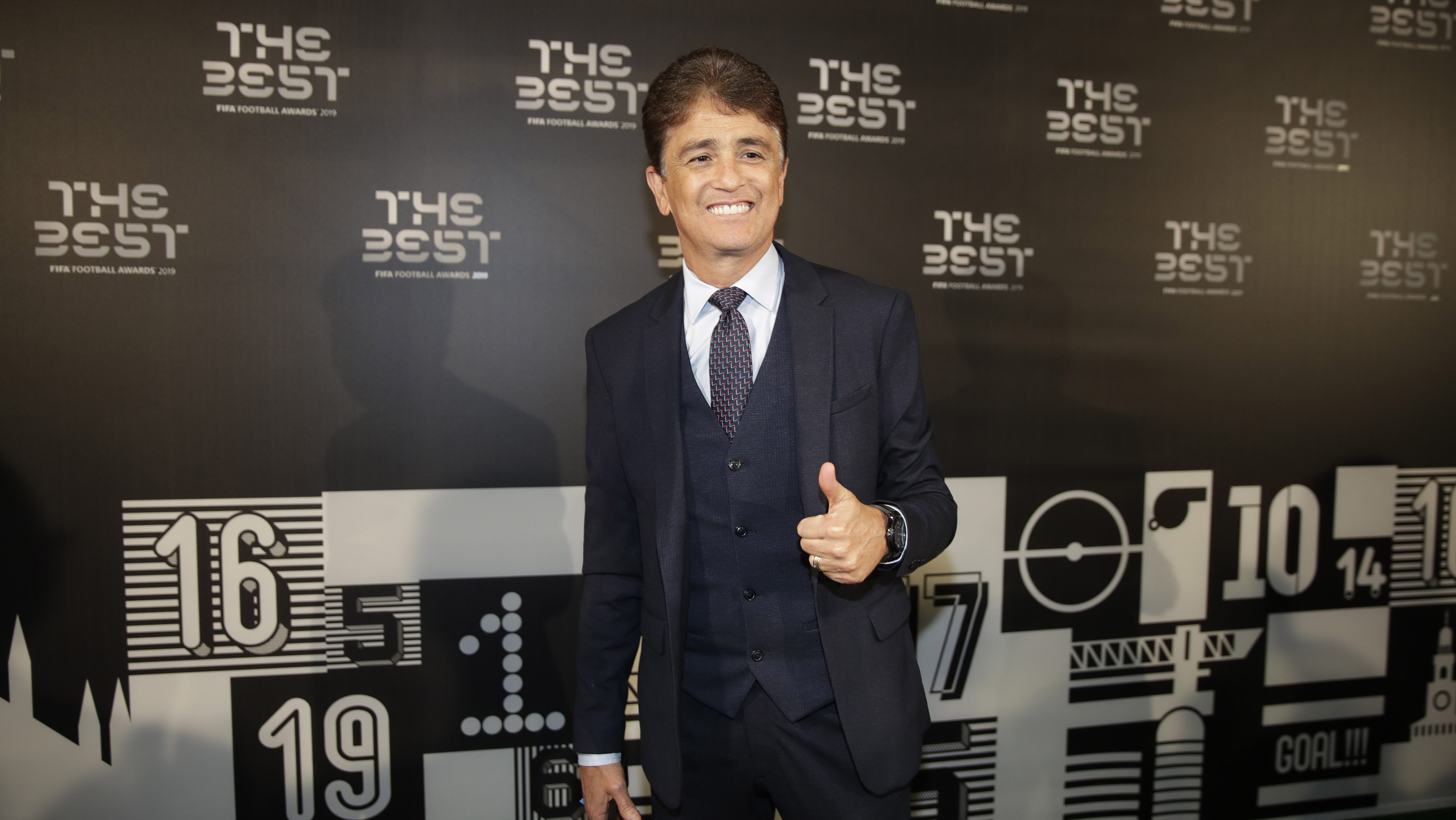 Bebeto presentó su libro biográfico: “El hombre que acunó el gol” - La ...