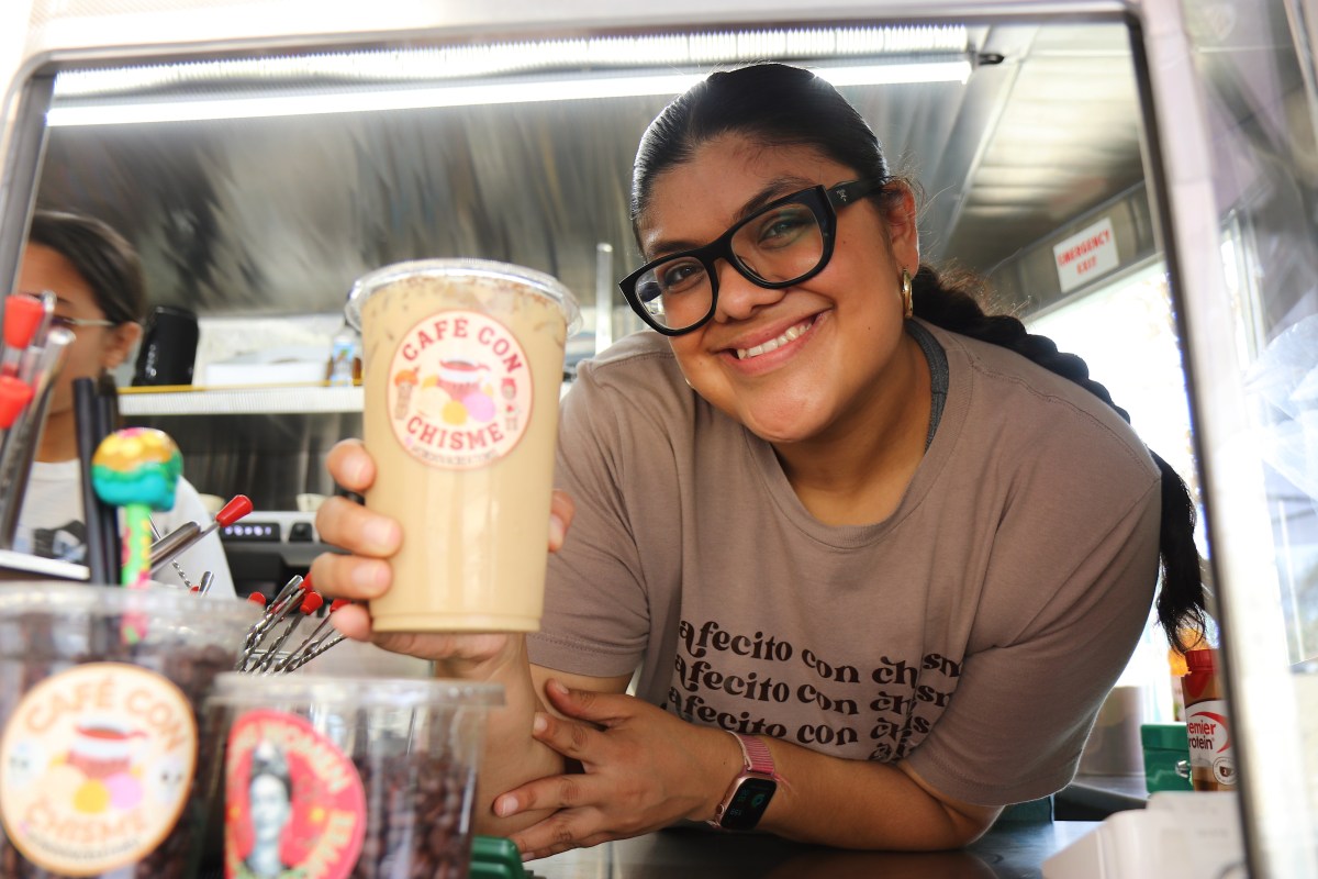 Con una taza de café, esta latina ayuda a su familia en Santa Ana - La ...